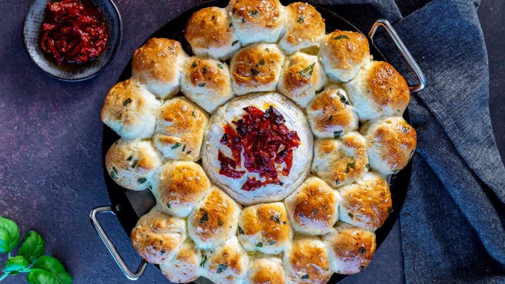 Zupfbrot mit Kräuterbutter & Mozzarella – Partybrot zum Teilen - Wunderbar!