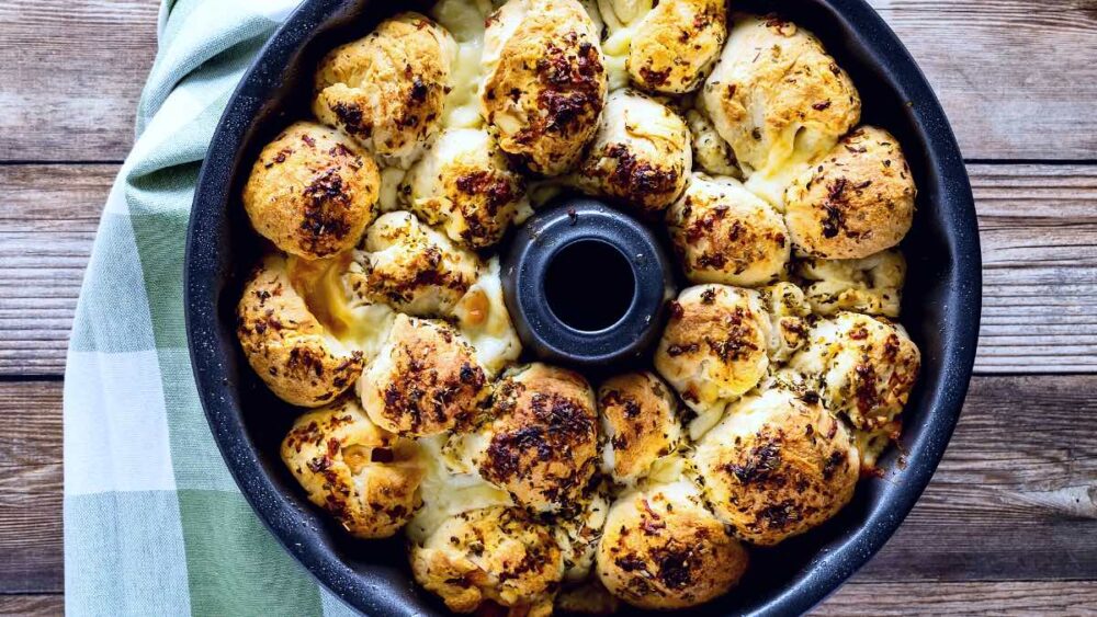 Zupfbrot mit Kräuterbutter & Mozzarella – Partybrot zum Teilen - Wunderbar!